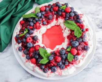 Holiday Berry Meringue Wreath {Festive Dessert Recipe} - Easy Mom Meals